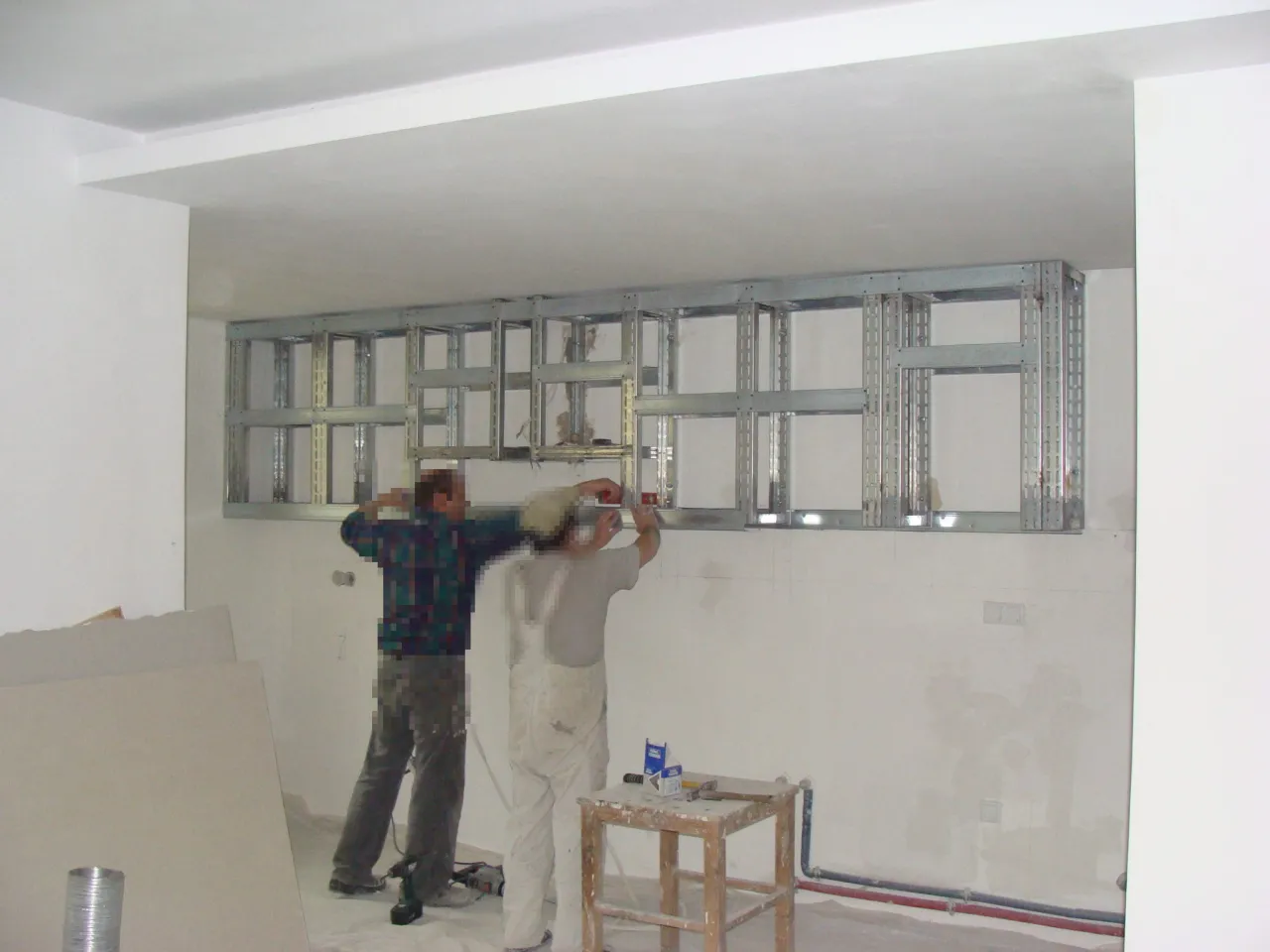 Zabudowa rury gazowej pod sufitem: Bezpiecznie i estetycznie?