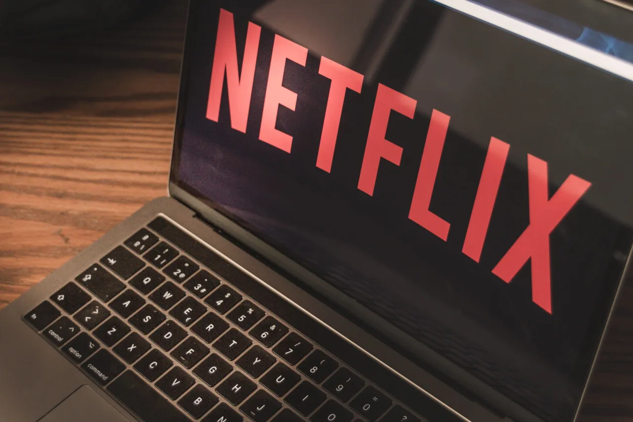 Jak łatwo zmienić język w Netflix na różnych urządzeniach – krok po kroku