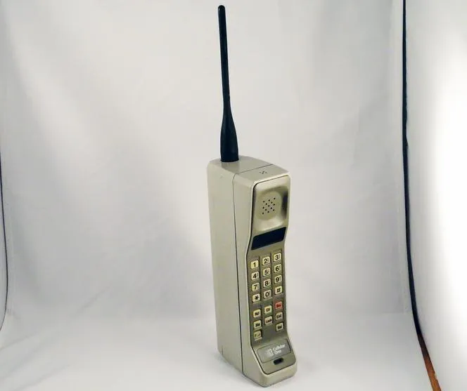 Kto wynalazł pierwszy telefon komórkowy i jak zmienił świat?