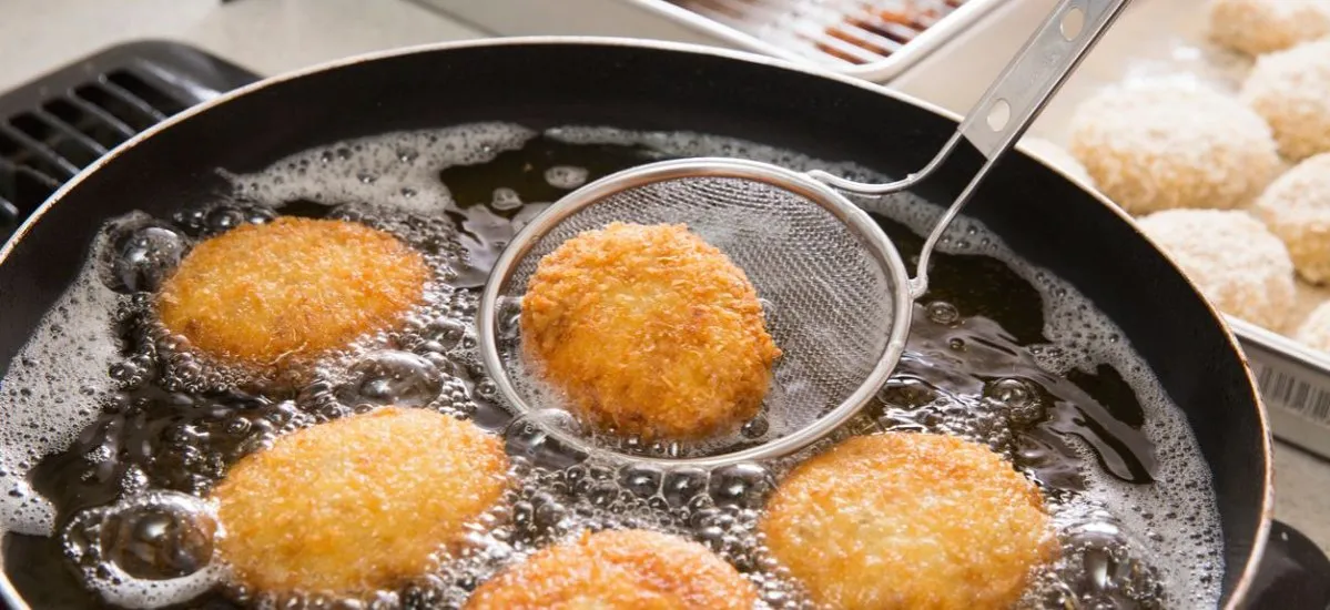 Cómo freír alimentos sin errores: técnicas y secretos esenciales