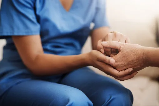 Kim jest opiekun medyczny i jakie ma obowiązki w Polsce?