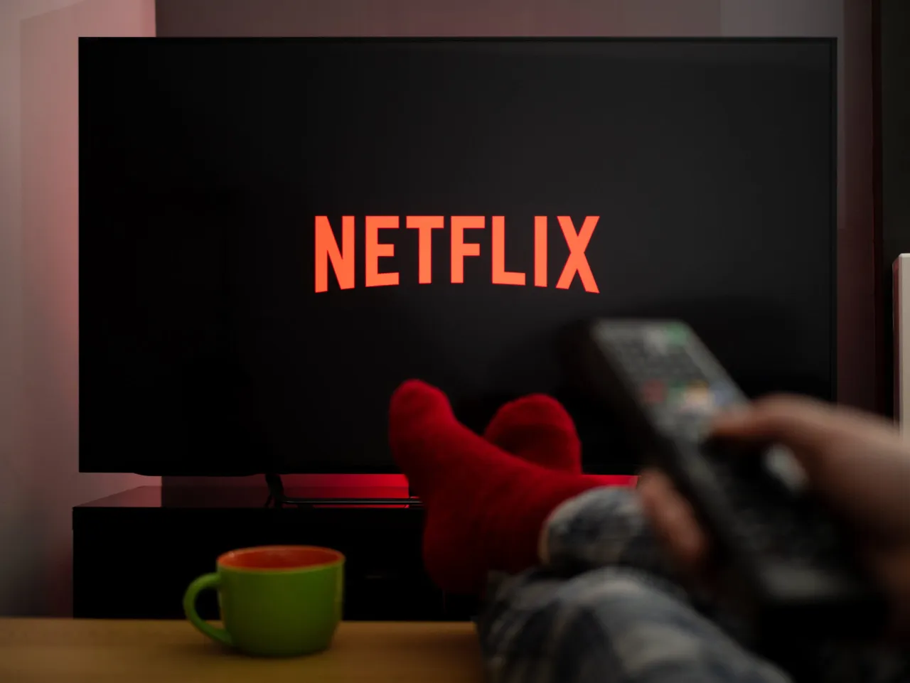 Jak włączyć Netflix na telewizorze? Proste metody krok po kroku