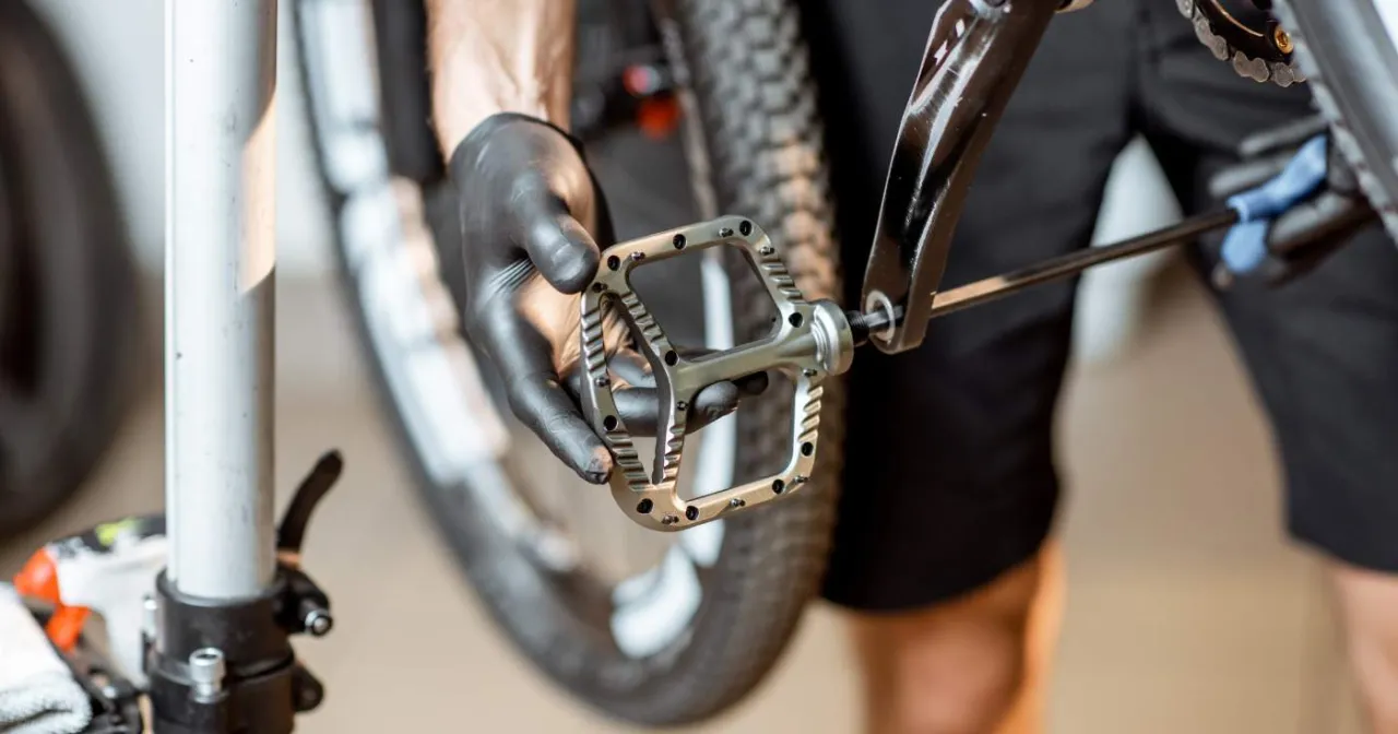 Jak wymienić pedały w rowerze - proste kroki, aby uniknąć problemów
