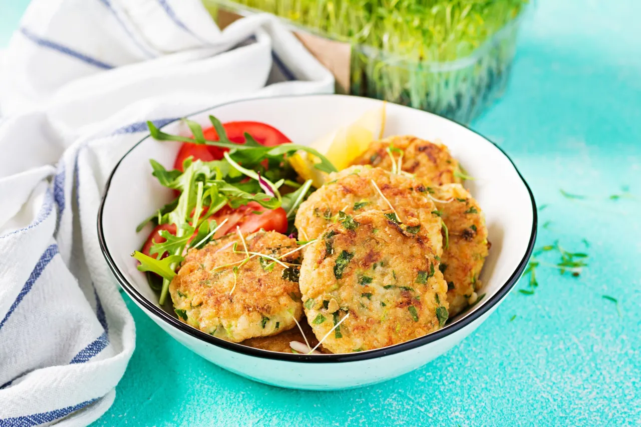 Co zrobić z tuńczyka w sosie własnym? Pyszne przepisy na dania