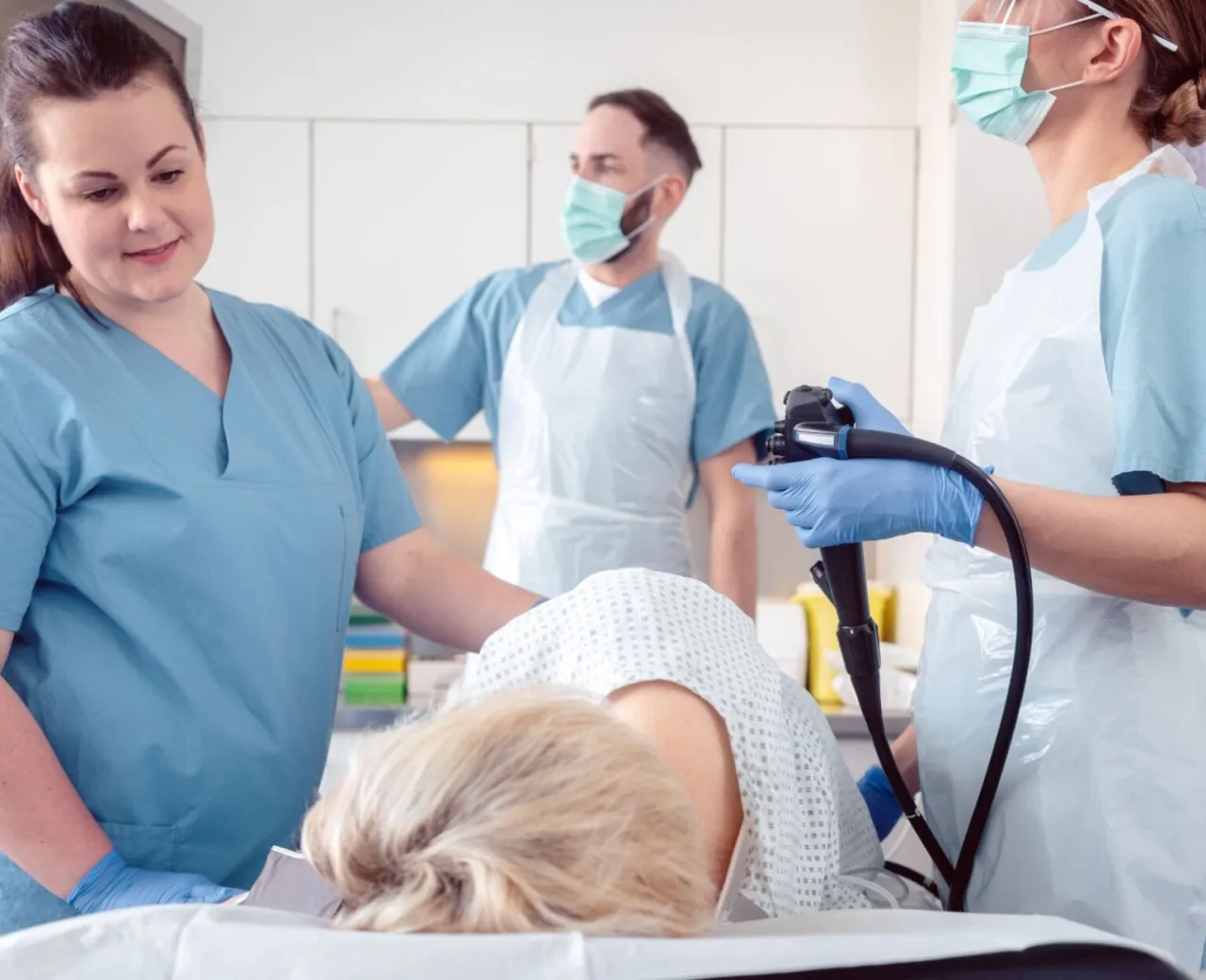 Jaki lekarz zajmuje się jelitami? Poznaj specjalistów, którzy pomogą