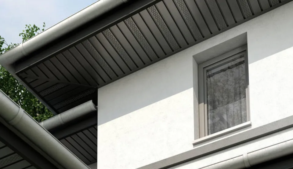 Grafitowa dachówka i idealna podbitka dachowa – jak je dopasować?