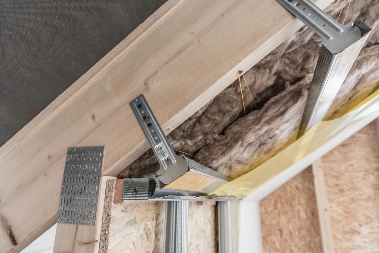 Wieszaki na poddasze: rodzaje, zastosowanie i montaż - poradnik