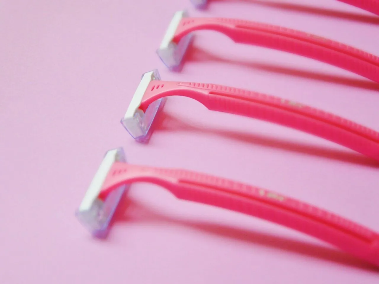 Jak golić miejsca intymne na zero bez podrażnień i zacięć