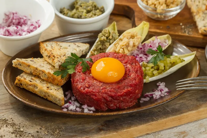 Jak zrobić tatara z wołowiny - prosta receptura na idealne danie