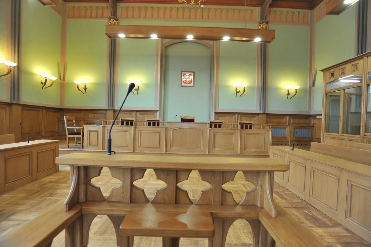 Sala rozpraw kto gdzie siedzi - poznaj tajniki układu miejsc w sądzie