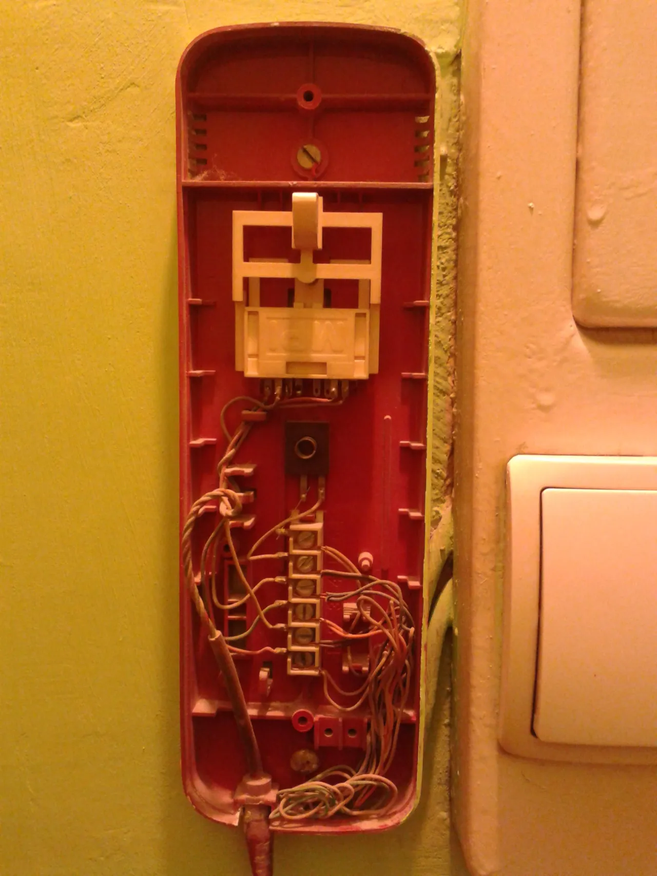 Jak wyciszyć domofon: 5 skutecznych metod i praktyczne porady