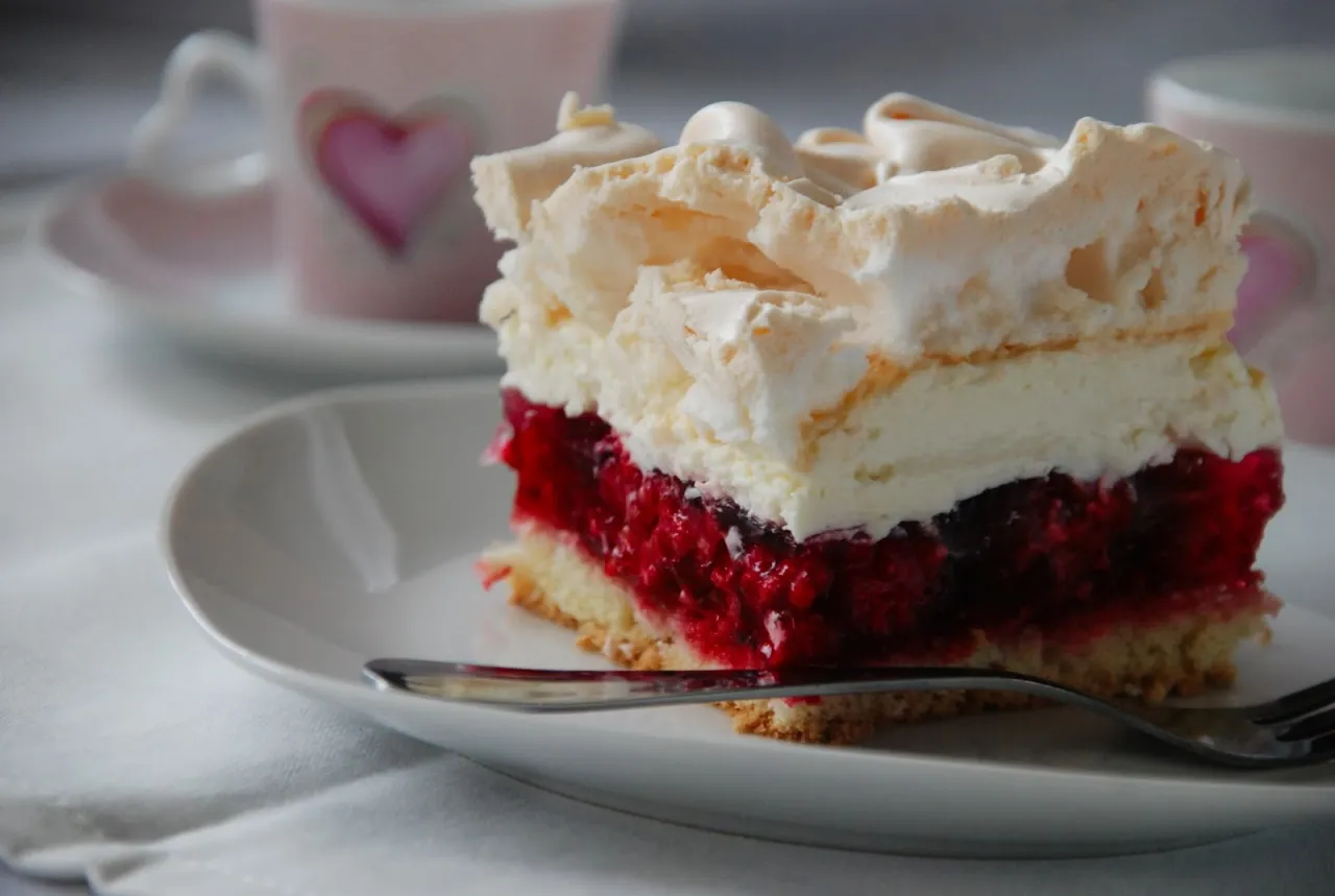 Ile piec bezę do malinowej chmurki? Prosty przepis bez błędów i idealny efekt